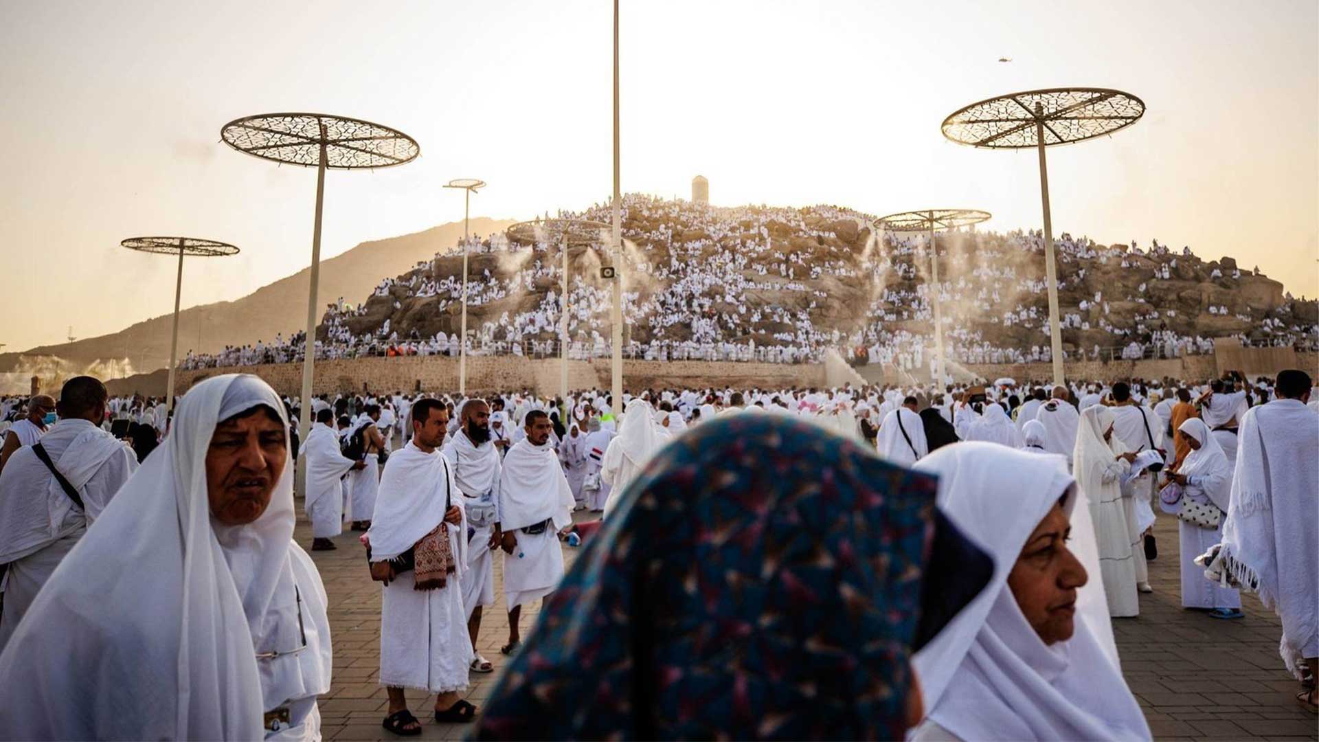 Day of Arafah: The Virtue of Sadaqah, Fasting, and the Best Deeds to ...